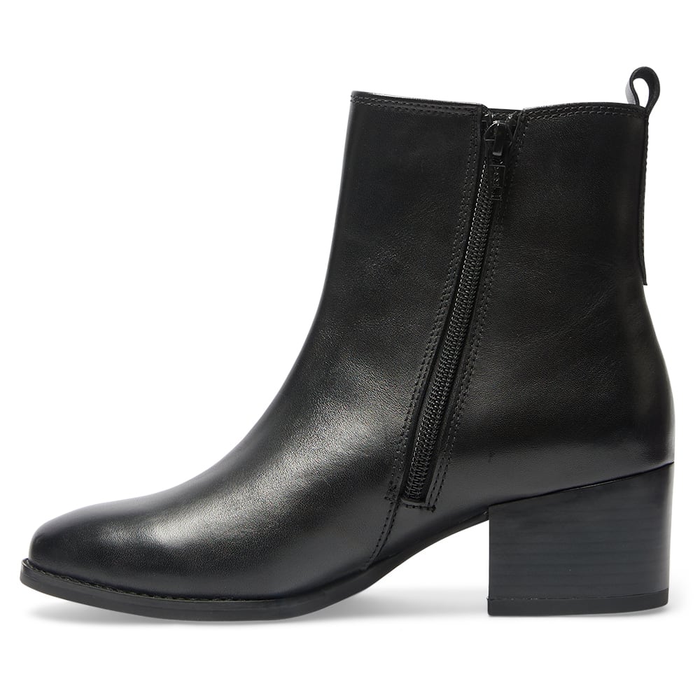Venus Boot in Black Leather