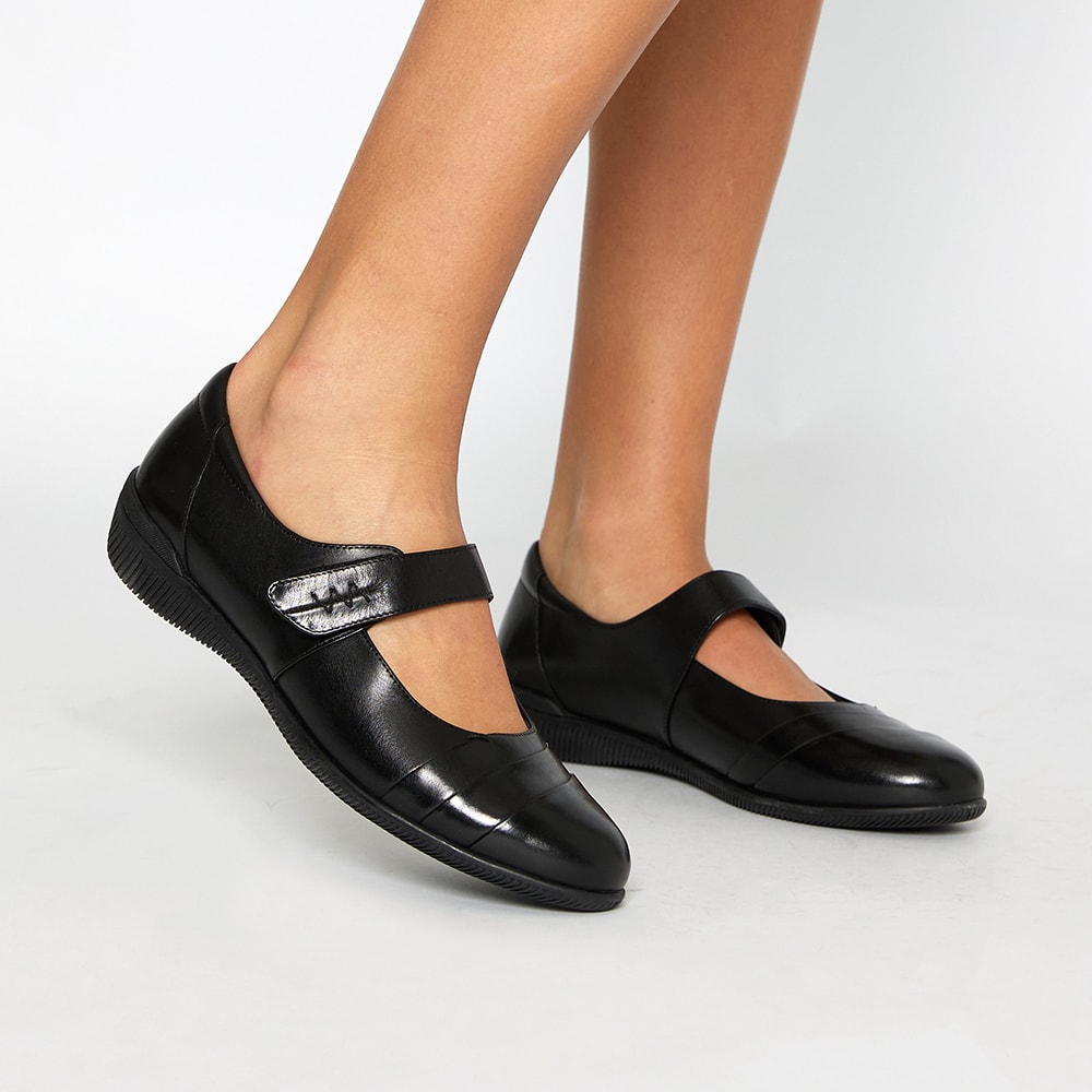 Winston Flat in Black Leather | Wide Steps | Shoe HQ
