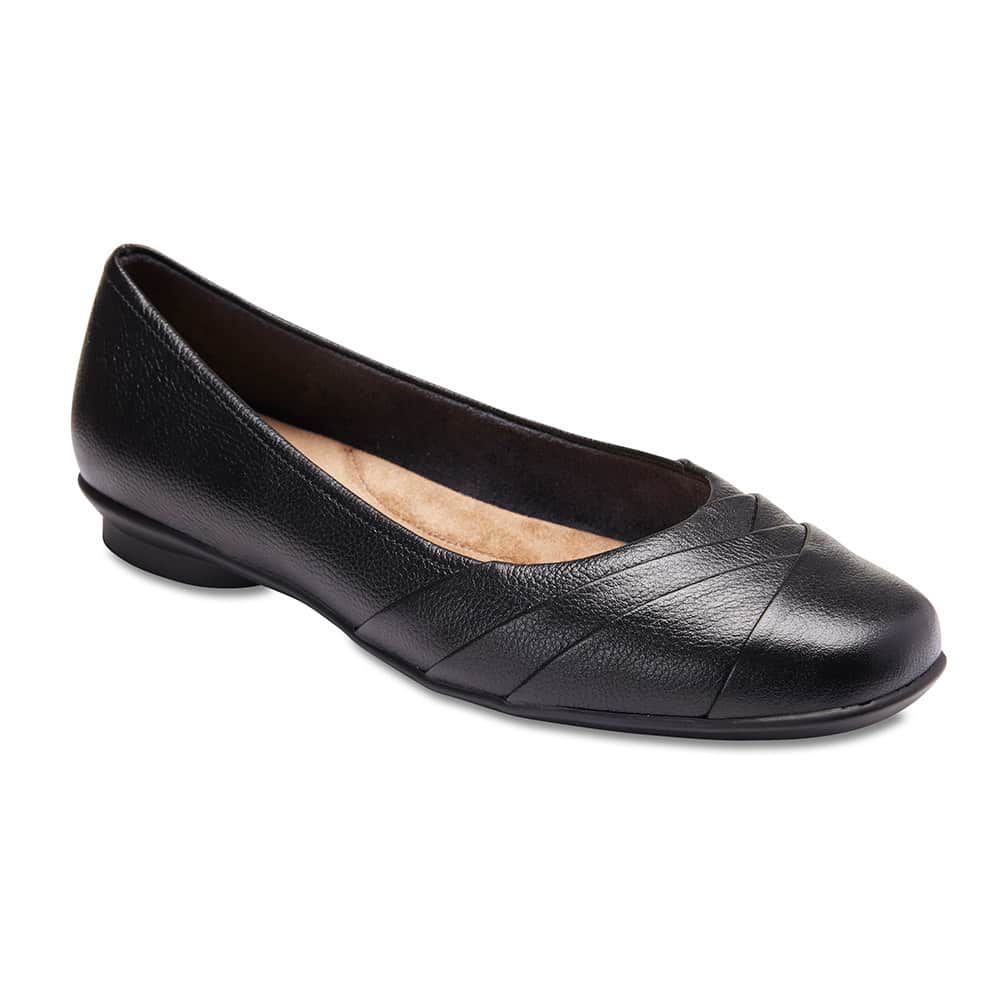 Wide Steps | Reyne Flat in Black Leather